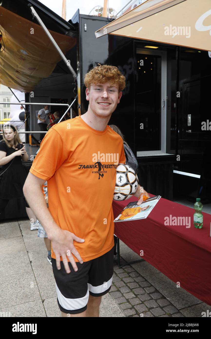 Influencer Jannik Freestyle bei der SUPER RTL TOGGO Tour beim Leipziger ...