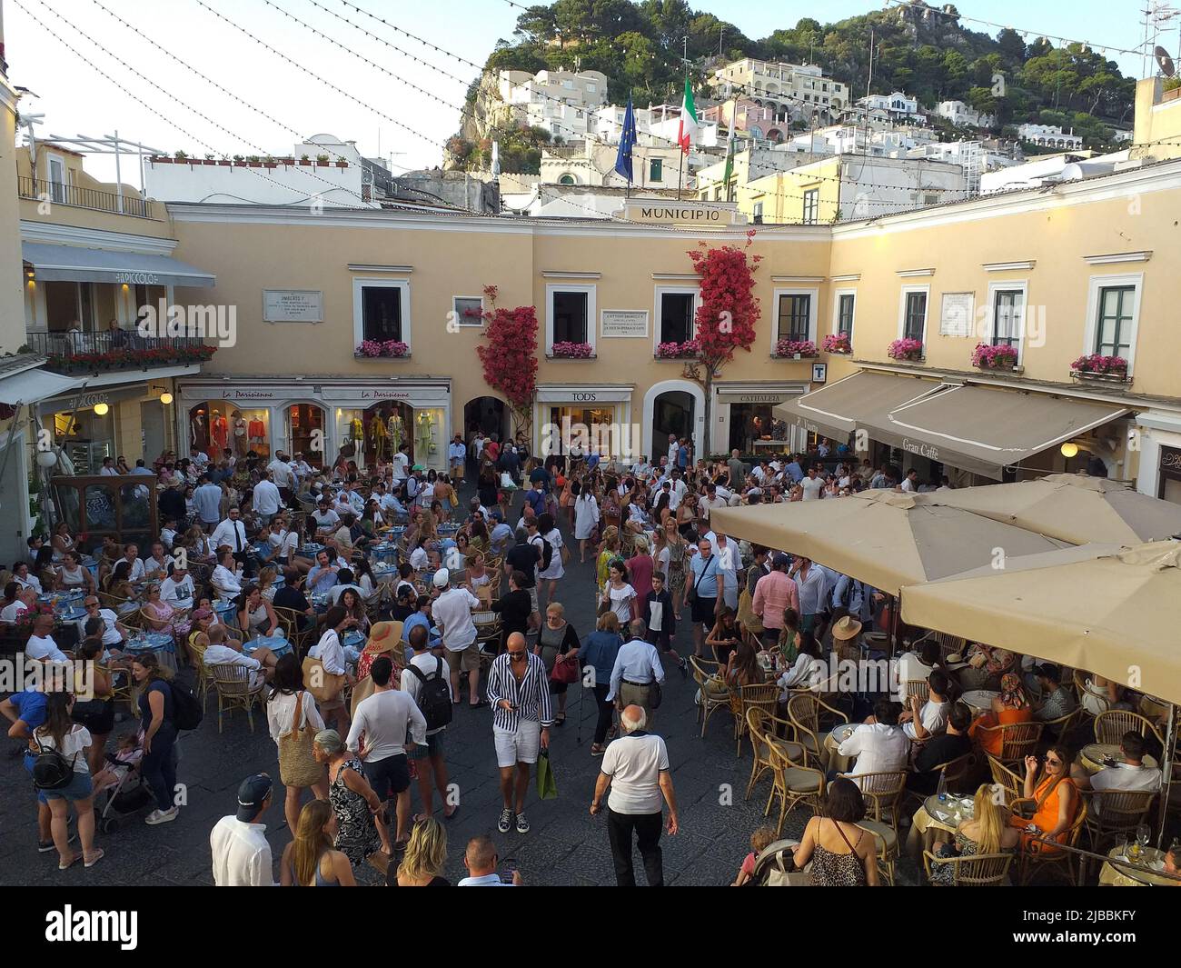 Capri (Italia): la famosa Piazzetta e i bar pieni Stock Photo - Alamy