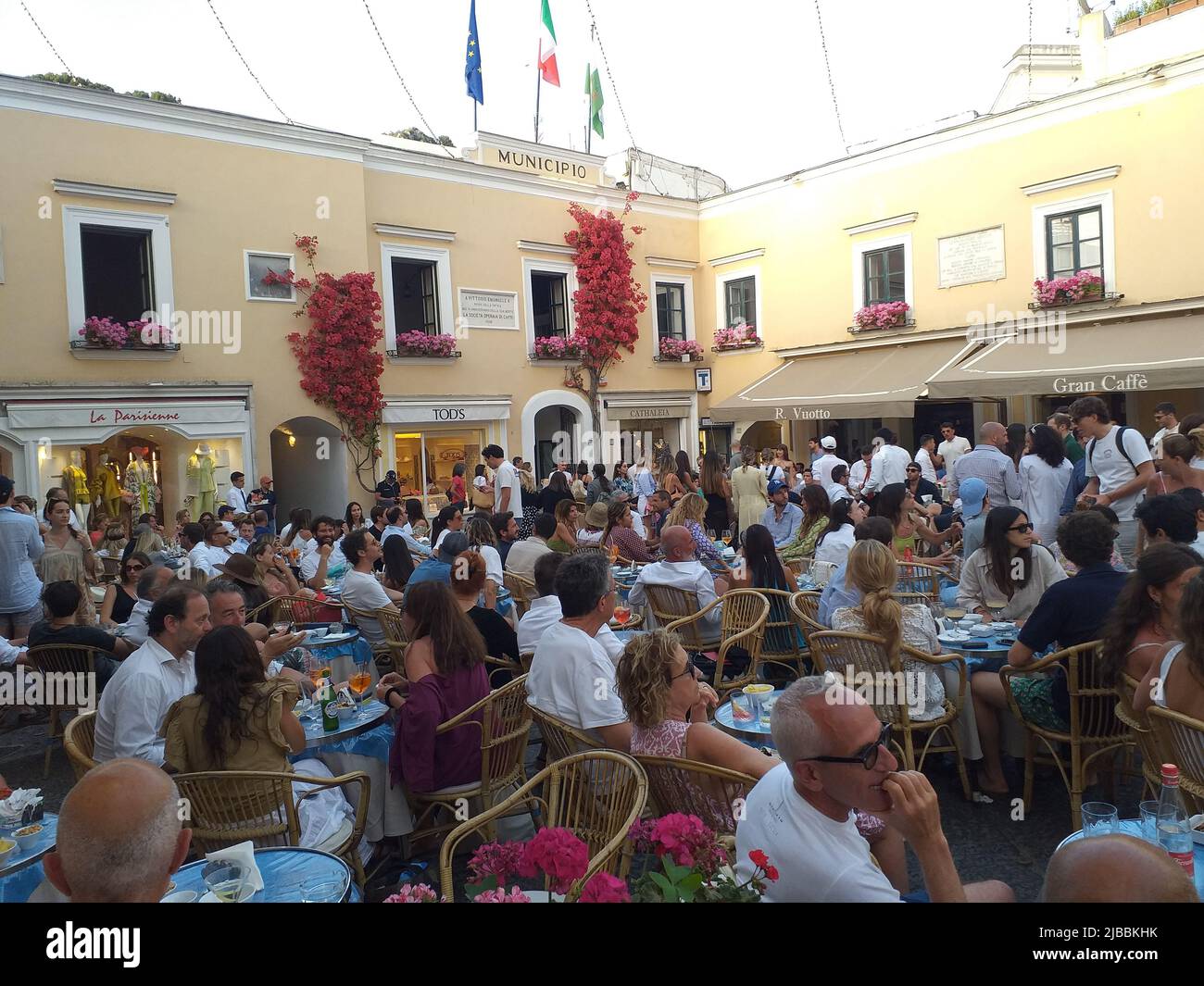 Capri (Italia): la famosa Piazzetta e i bar pieni Stock Photo - Alamy