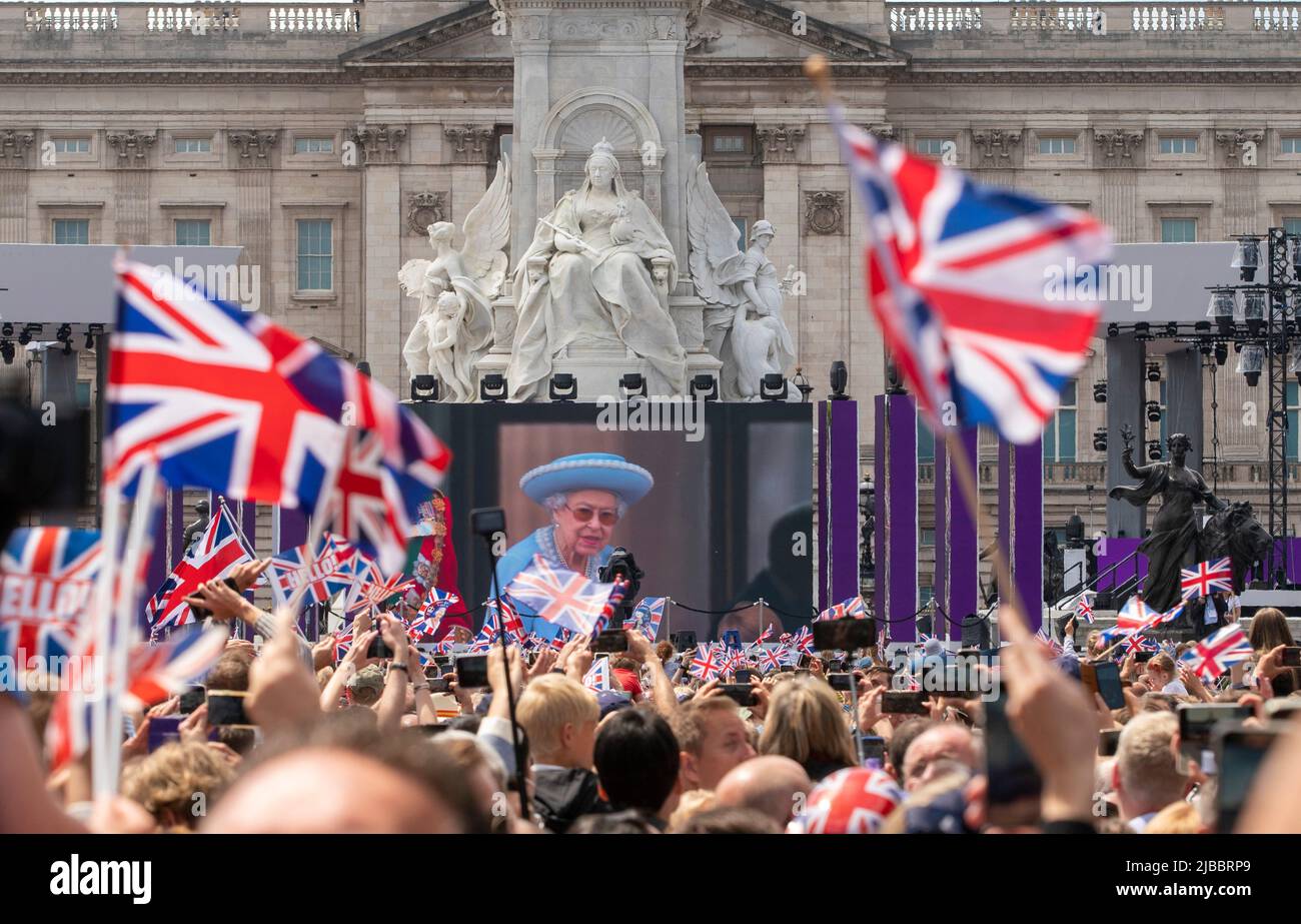 Crowds on the Mall view the Royal family including the Queen on a giant ...