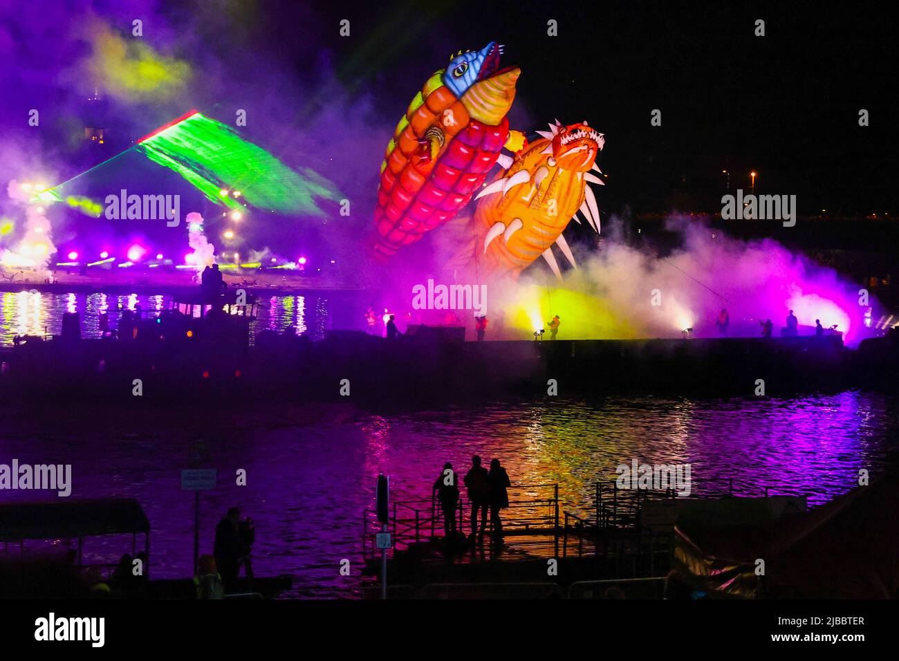 Dragon boat water parade hi-res stock photography and images - Alamy