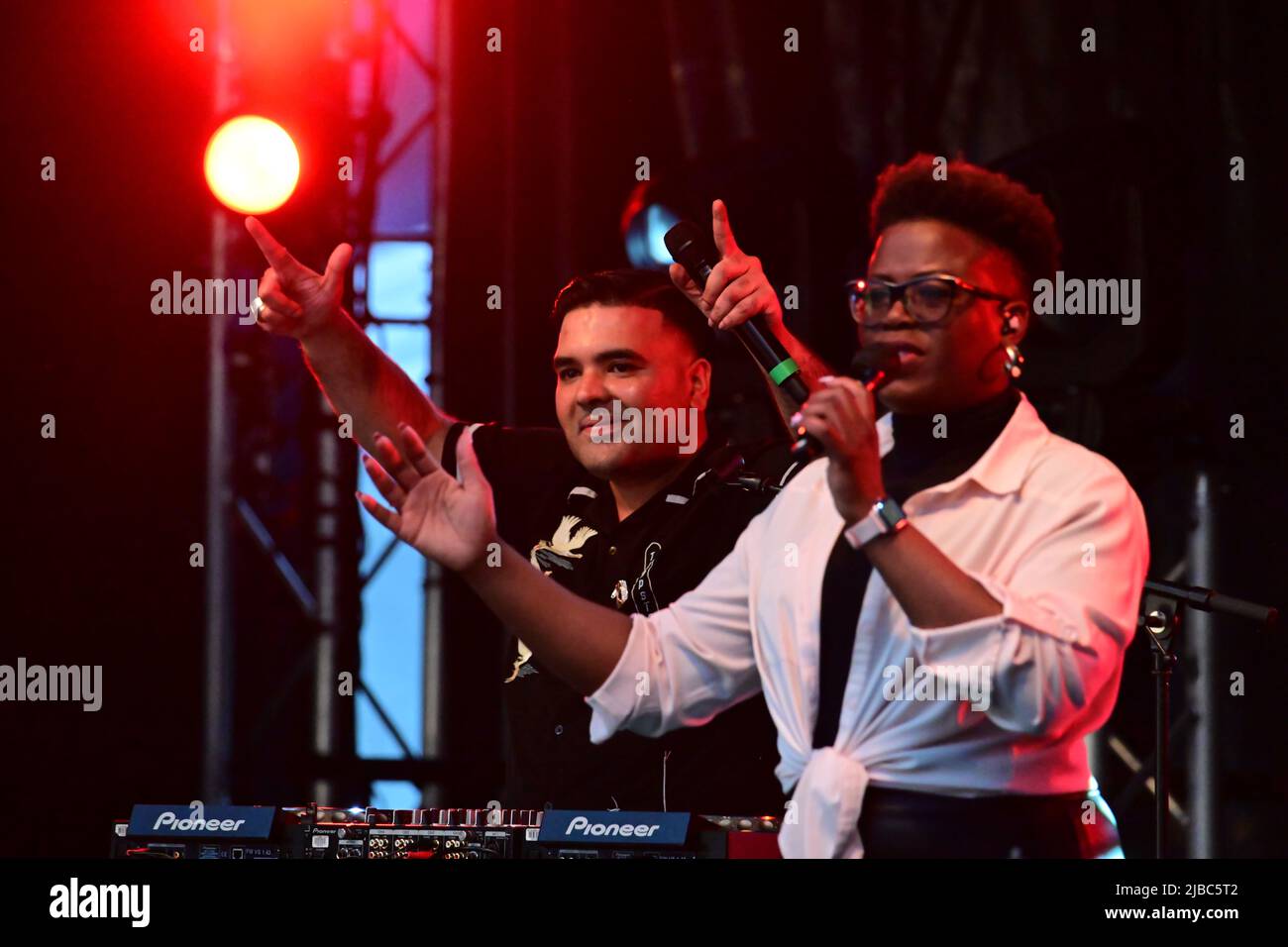 Singer ShezAr performs with Internationally known music producer ...