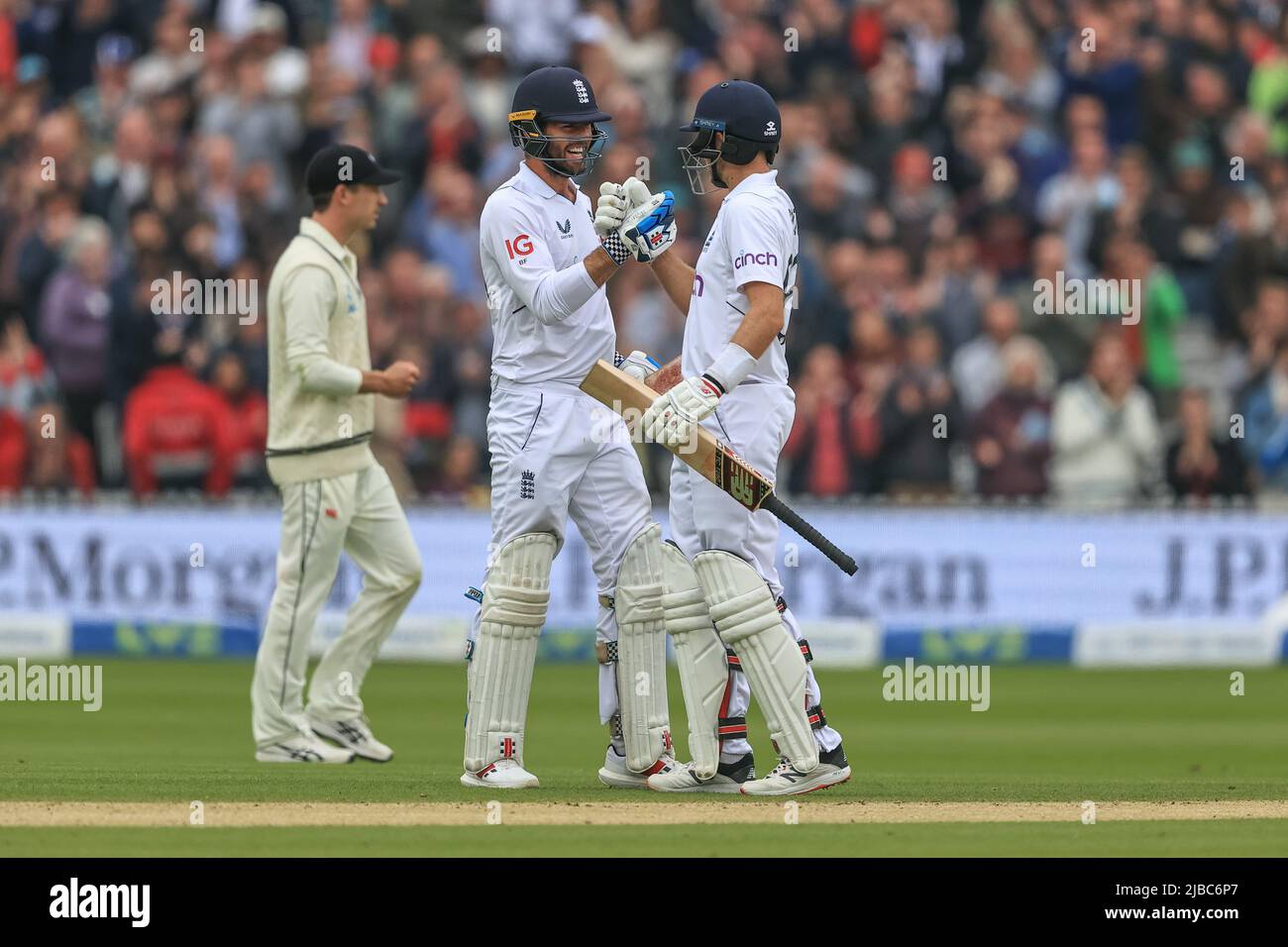 London, UK. 05th June, 2022. Joe Root of England and Ben Foakes of ...