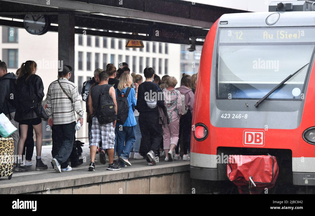 Cologne, Germany. 05th June, 2022. Rail passengers crowd the entrance ...