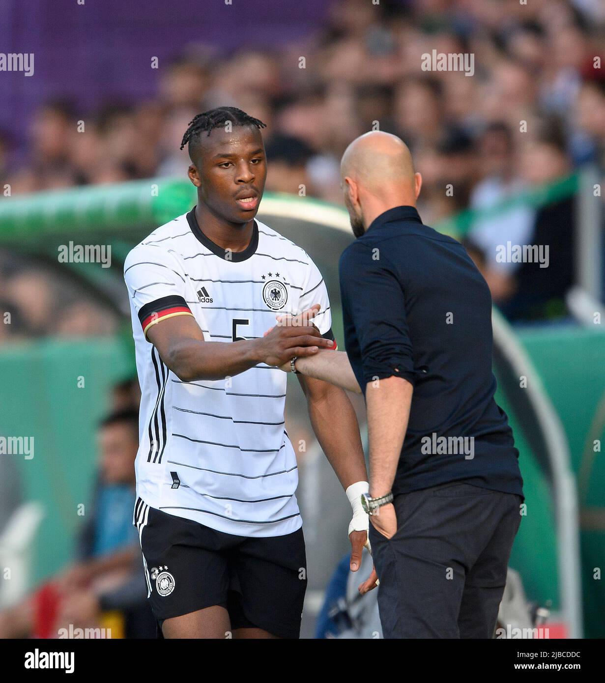 Armel BELLA KOTCHAP (GER) claps coach Antonio DI SALVO (GER) Soccer ...