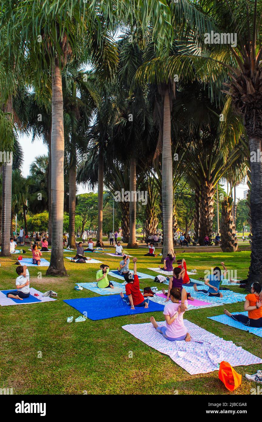 Exercise park group hi-res stock photography and images - Alamy