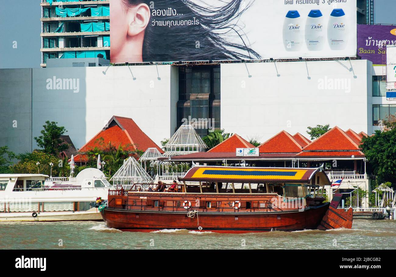 Tour boat on the Chao Phraya River, Bangkok, Thailand Stock Photo - Alamy