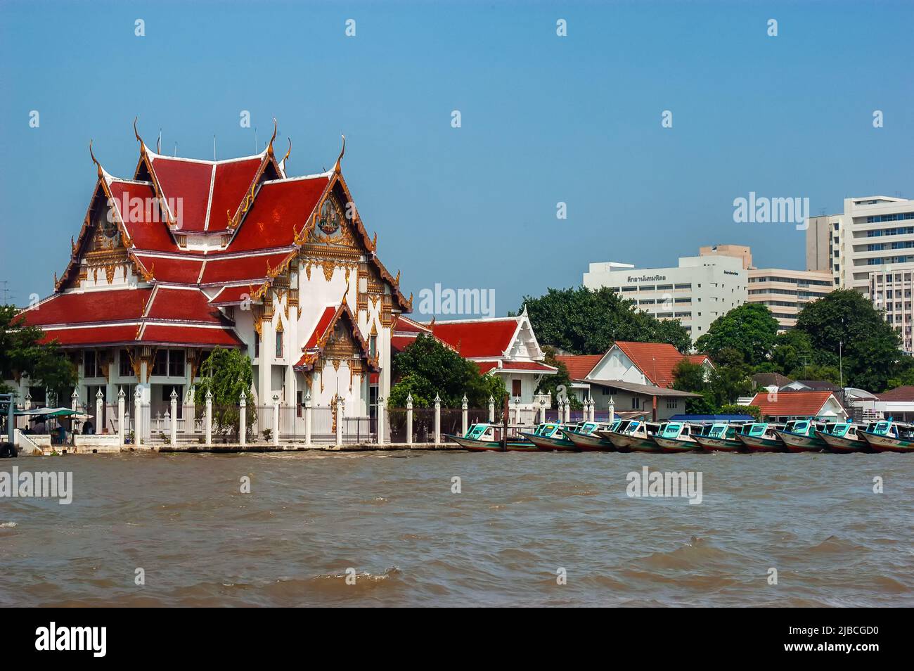 Wat Rakhang, the bell temple by the Chao Phraya River, Bangkok ...