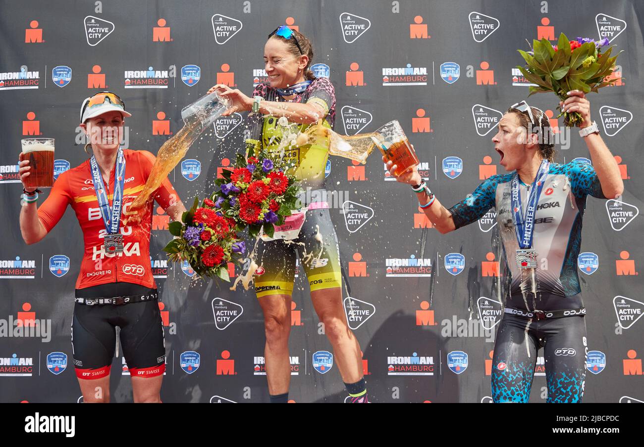 05 June 2022, Hamburg: Triathlon: Ironman, including EM/Women, Rathausmarkt, Chelsea Sodaro (l-r ...