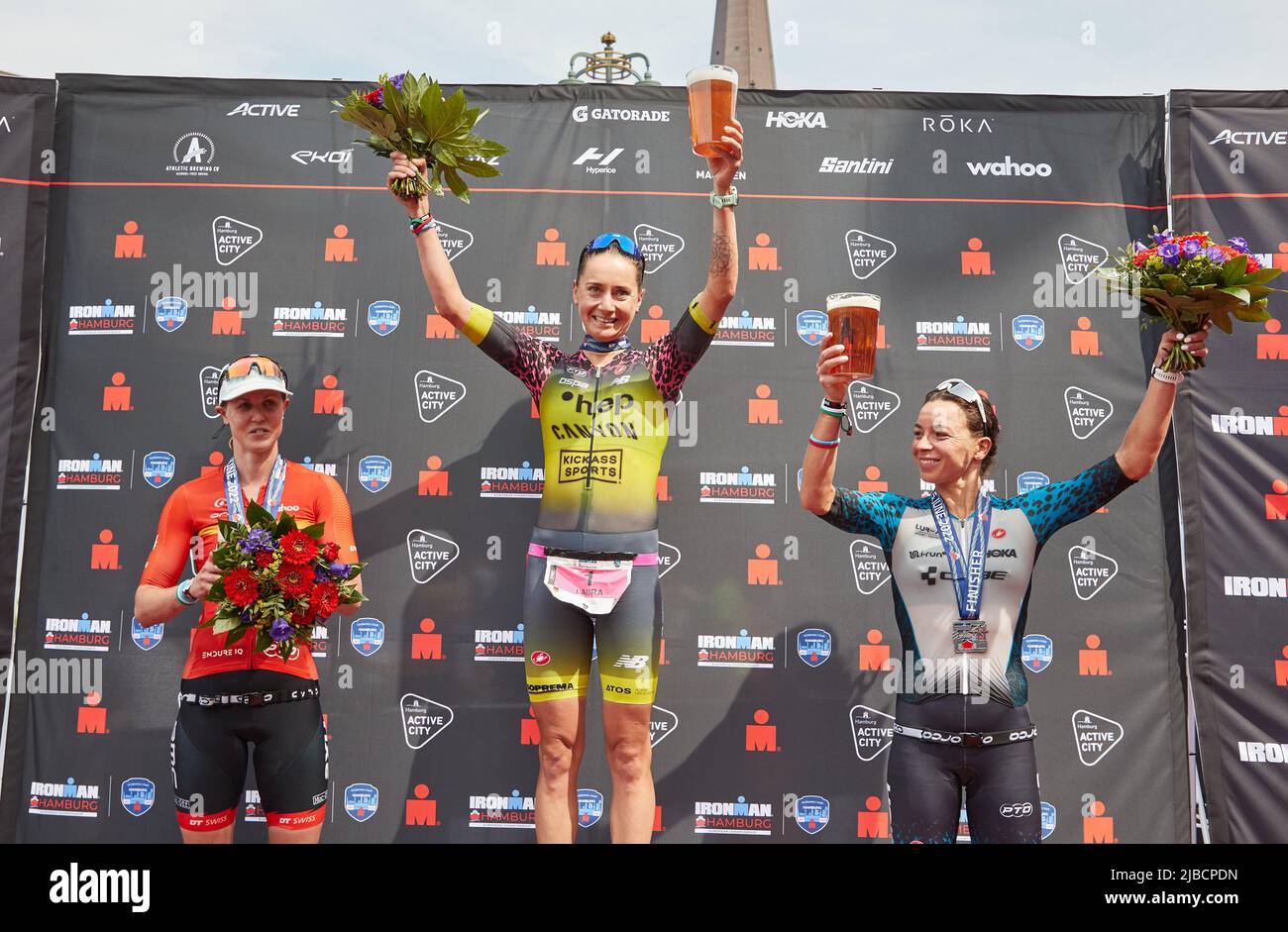 05 June 2022, Hamburg: Triathlon: Ironman, including EM/Women, Rathausmarkt, Chelsea Sodaro (l-r ...