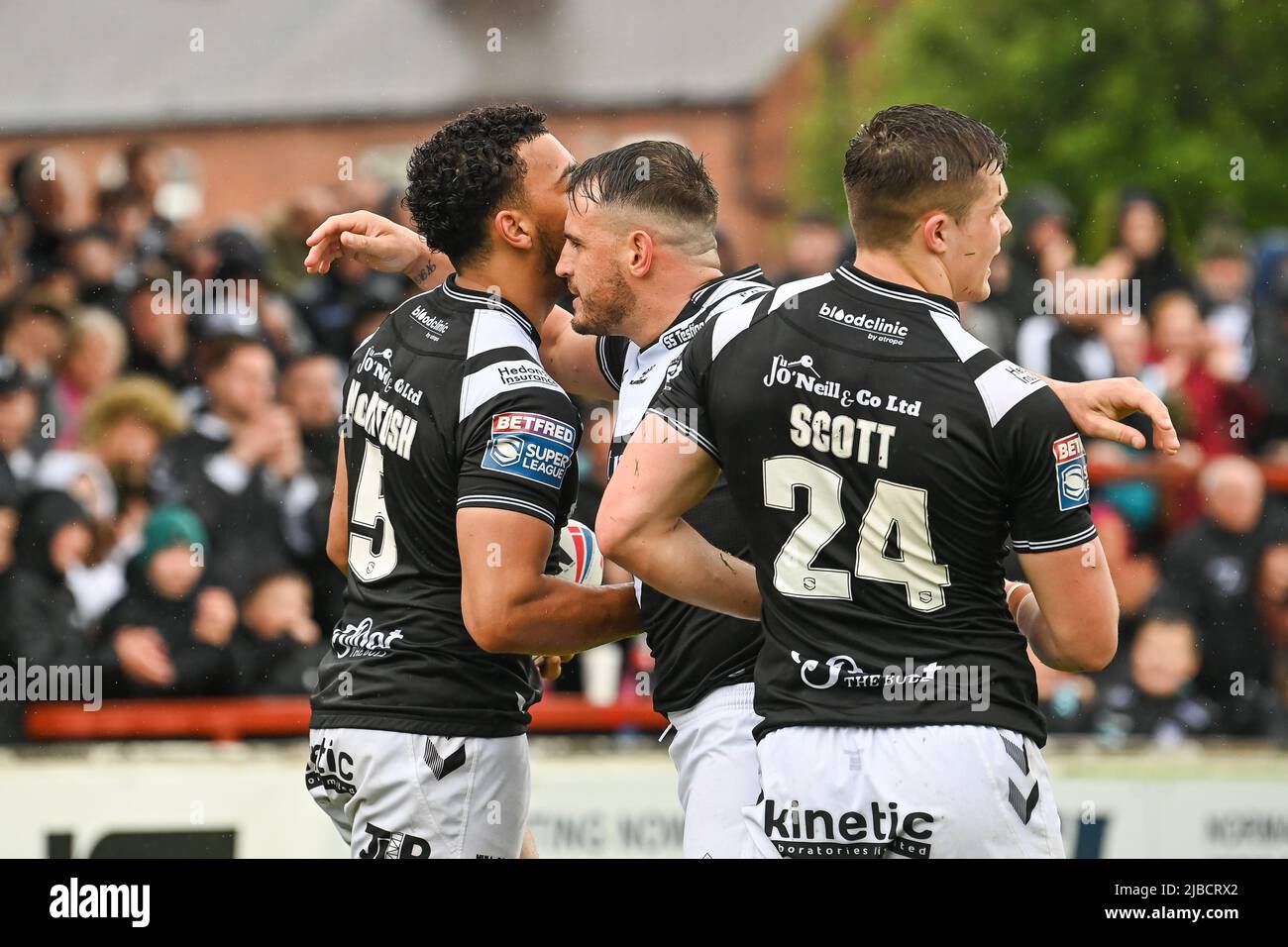 Darnell McIntosh (5) of Hull FC celebrates his try Stock Photo - Alamy