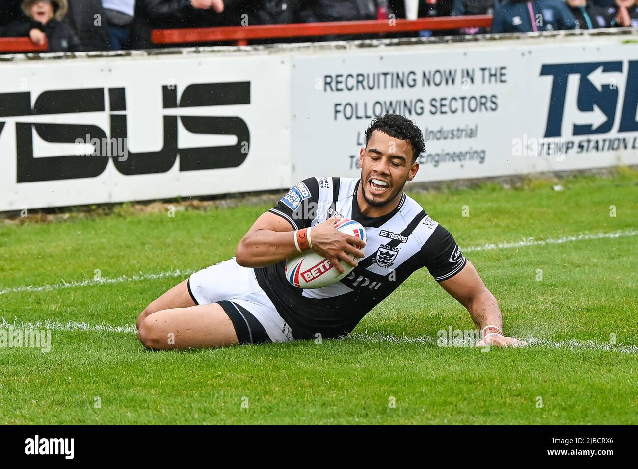 Darnell McIntosh (5) of Hull FC goes over for a try Stock Photo - Alamy