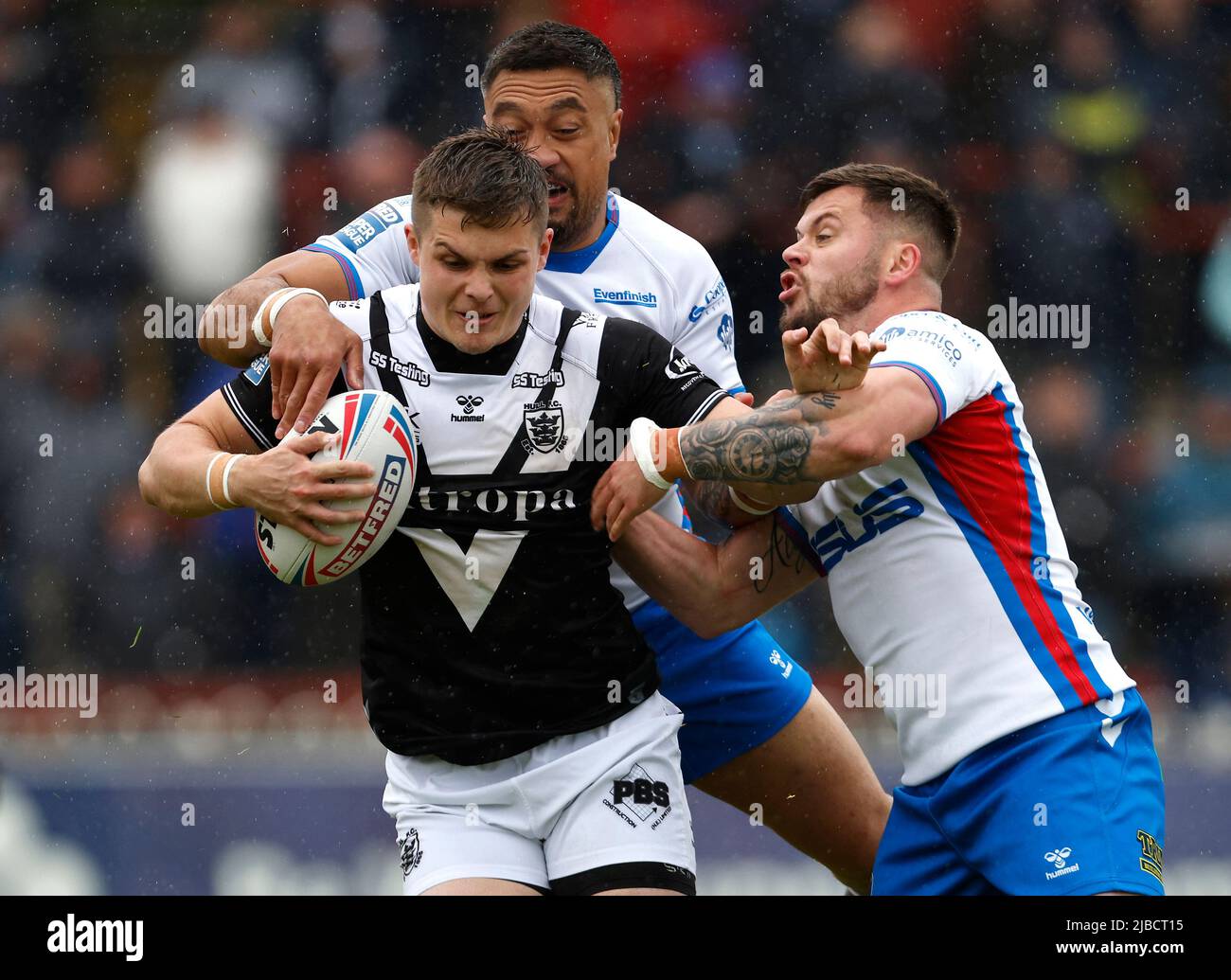 Hull FC's Cameron Scott (centre) is tackled during the Betfred Super ...