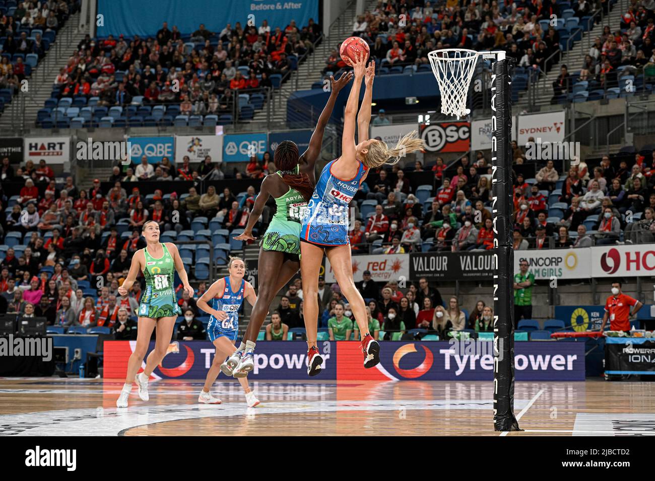 Netball catch hi-res stock photography and images - Alamy