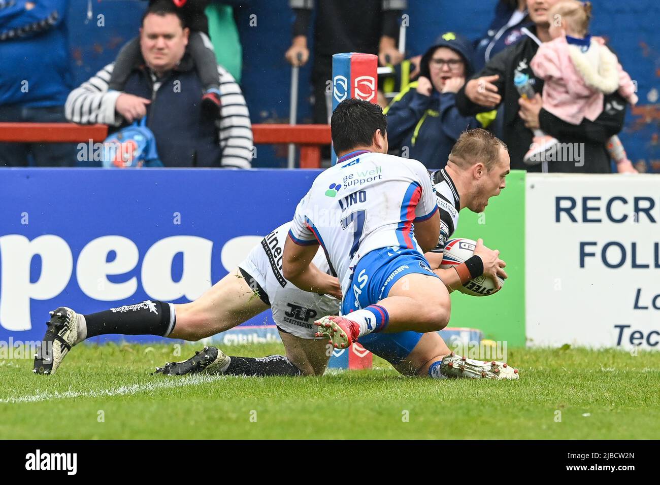 Adam Swift (2) of Hull FC goes over for a try Stock Photo - Alamy