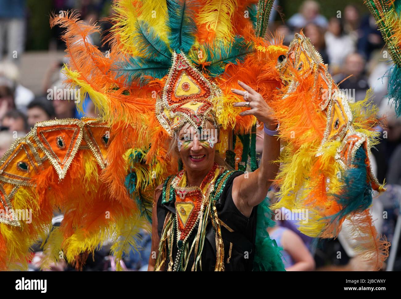 Performers from Edinburgh Festival Carnival parade entertain the crowds ...