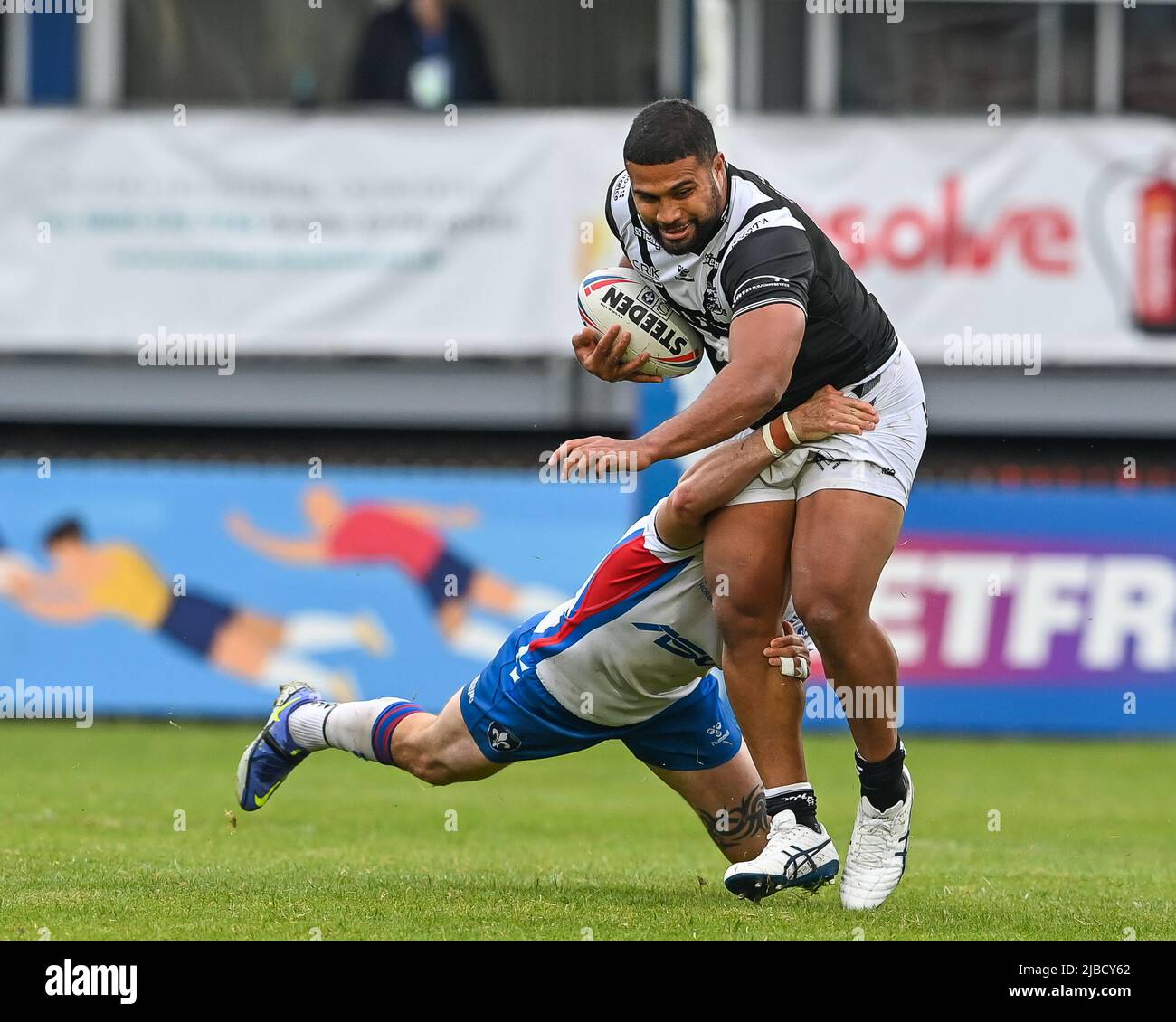 Chris Satae (10) of Hull FC breaks the tackled of Jay Pitts (13) of ...