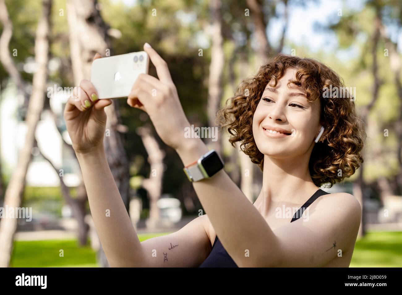 Young woman smiling confident wearing sportive clothes on city park ...