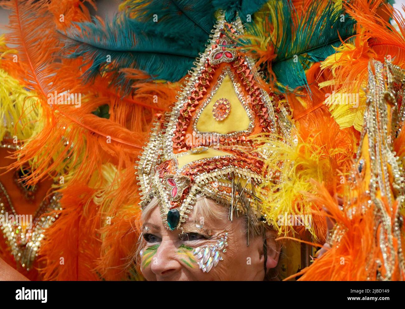 Performers from Edinburgh Festival Carnival parade entertain the crowds ...