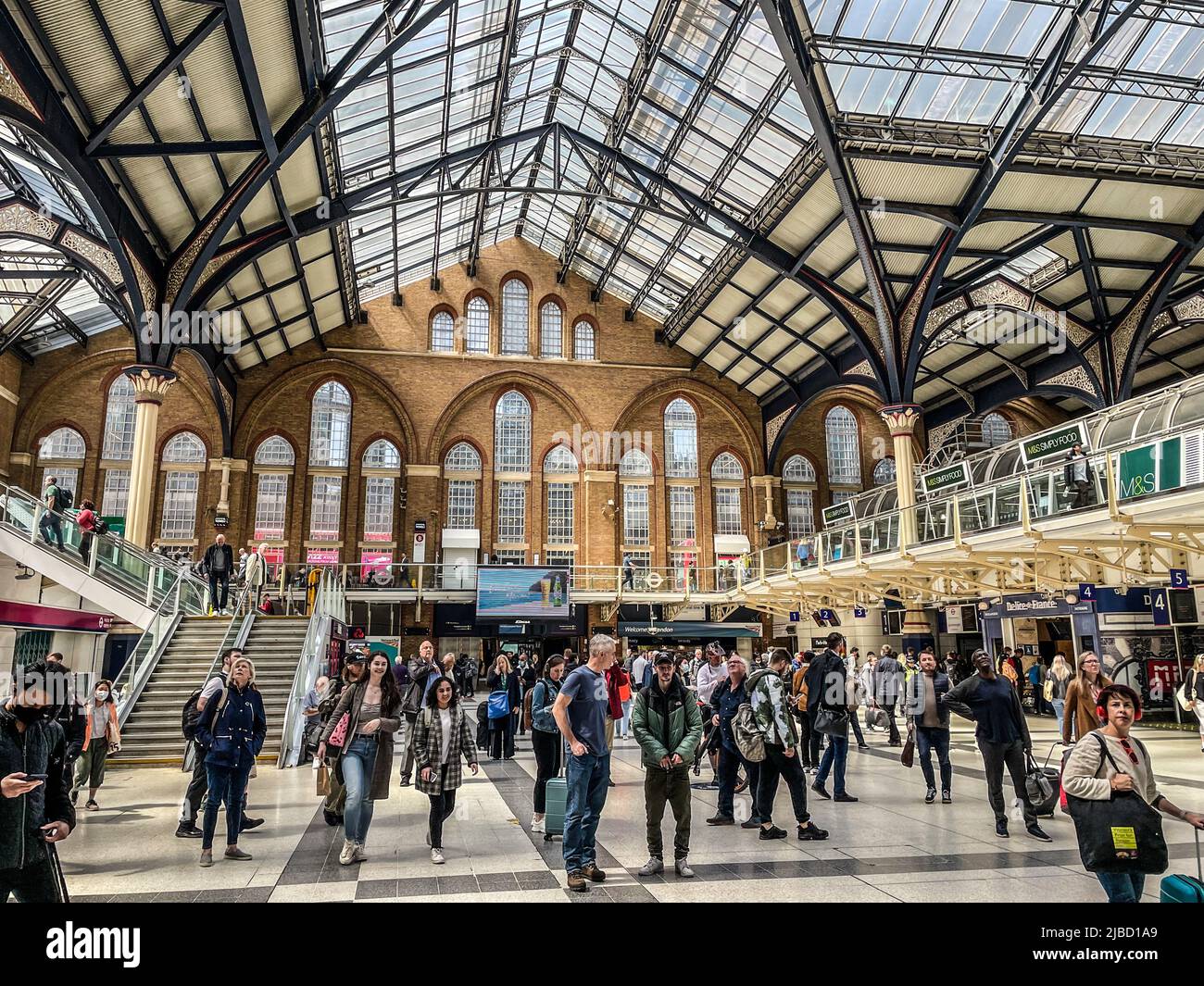 Concourse station passengers hi-res stock photography and images - Alamy