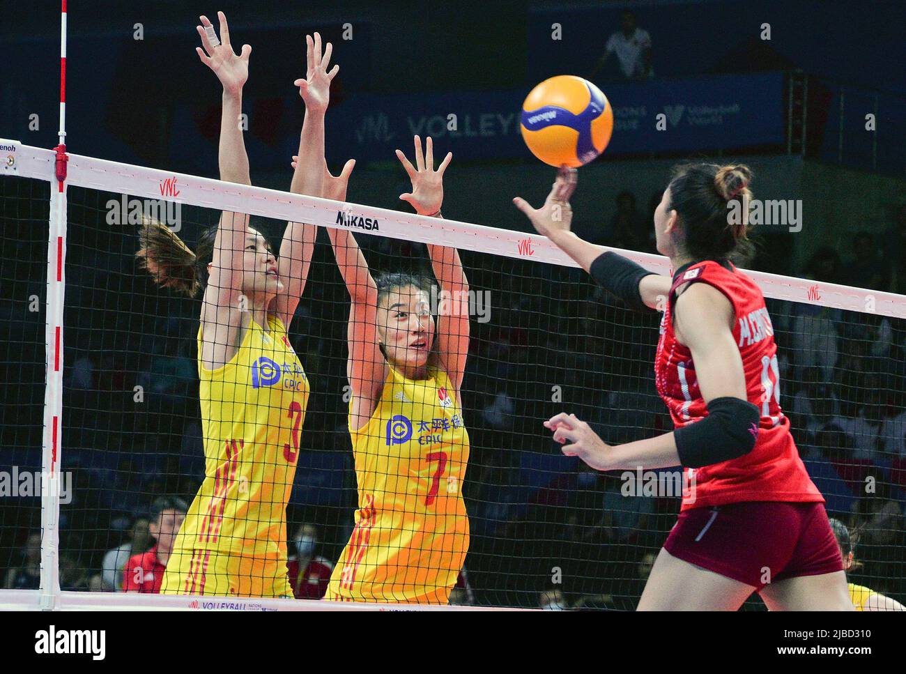 Ankara, Turkey. 5th June, 2022. Wang Yuanyuan (C) and Diao Linyu (L) of ...