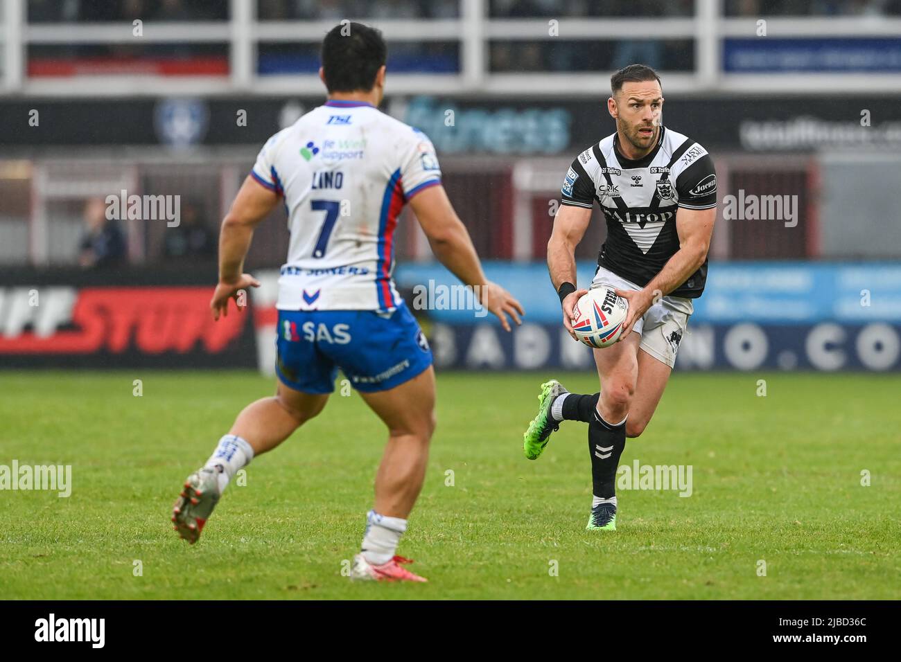 Luke Gale (7) of Hull FC makes a break Stock Photo - Alamy