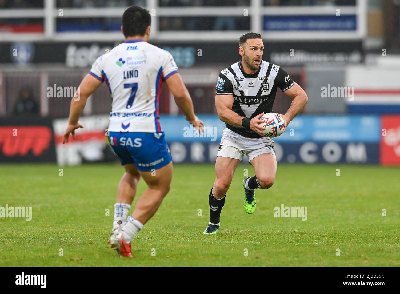 Luke Gale (7) of Hull FC makes a break Stock Photo - Alamy