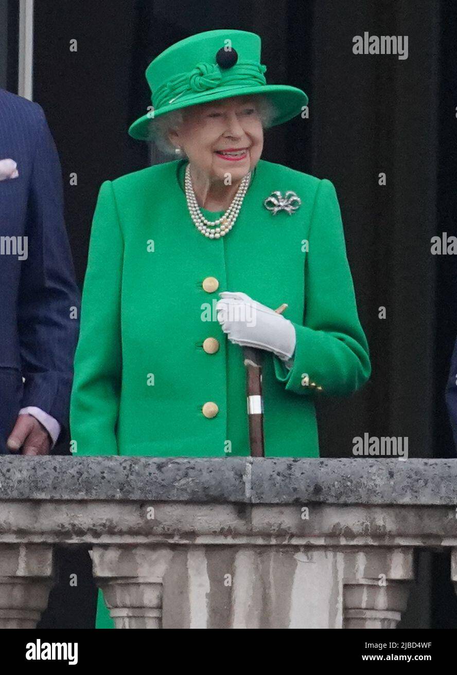 Platinum jubilee pageant balcony hi-res stock photography and images ...
