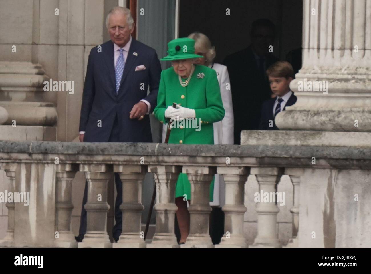 Platinum jubilee queen balcony hi-res stock photography and images - Alamy