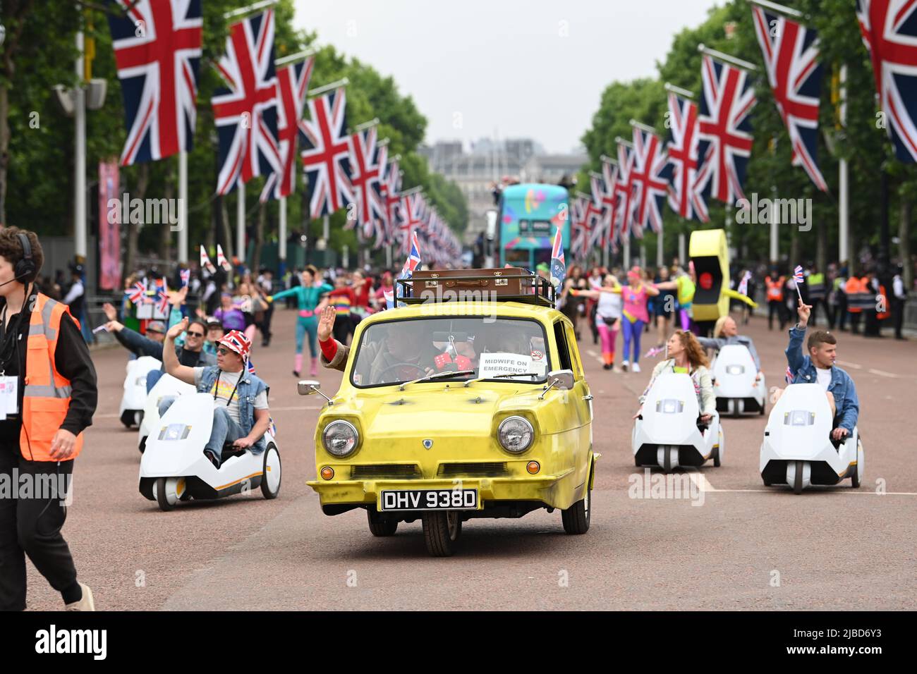 EDITORIAL USE ONLY A three-wheeled Robin Reliant and Sinclair C5s ...