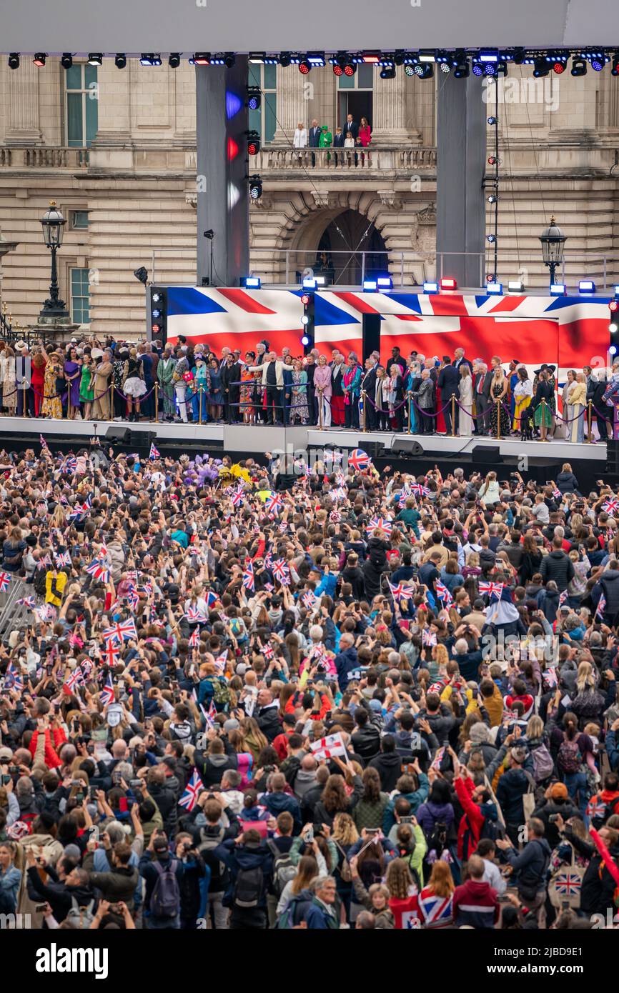 The crowd watch Queen Elizabeth II on the balcony of Buckingham Palace ...