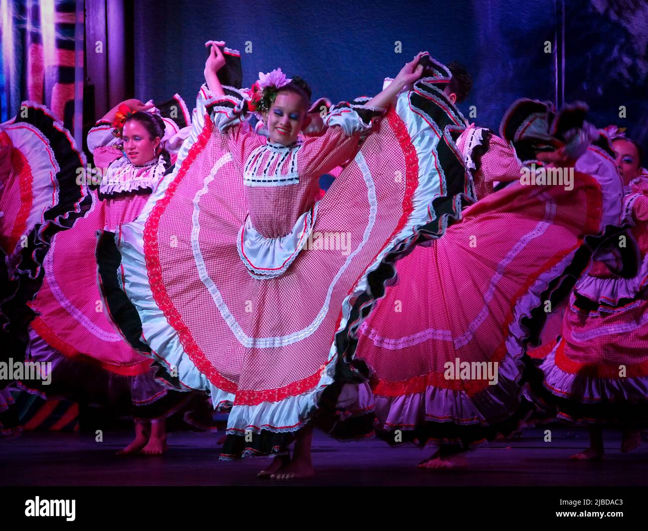 "El Pescador" (The Fisherman) by the cast of the Tierra Colombiana ...