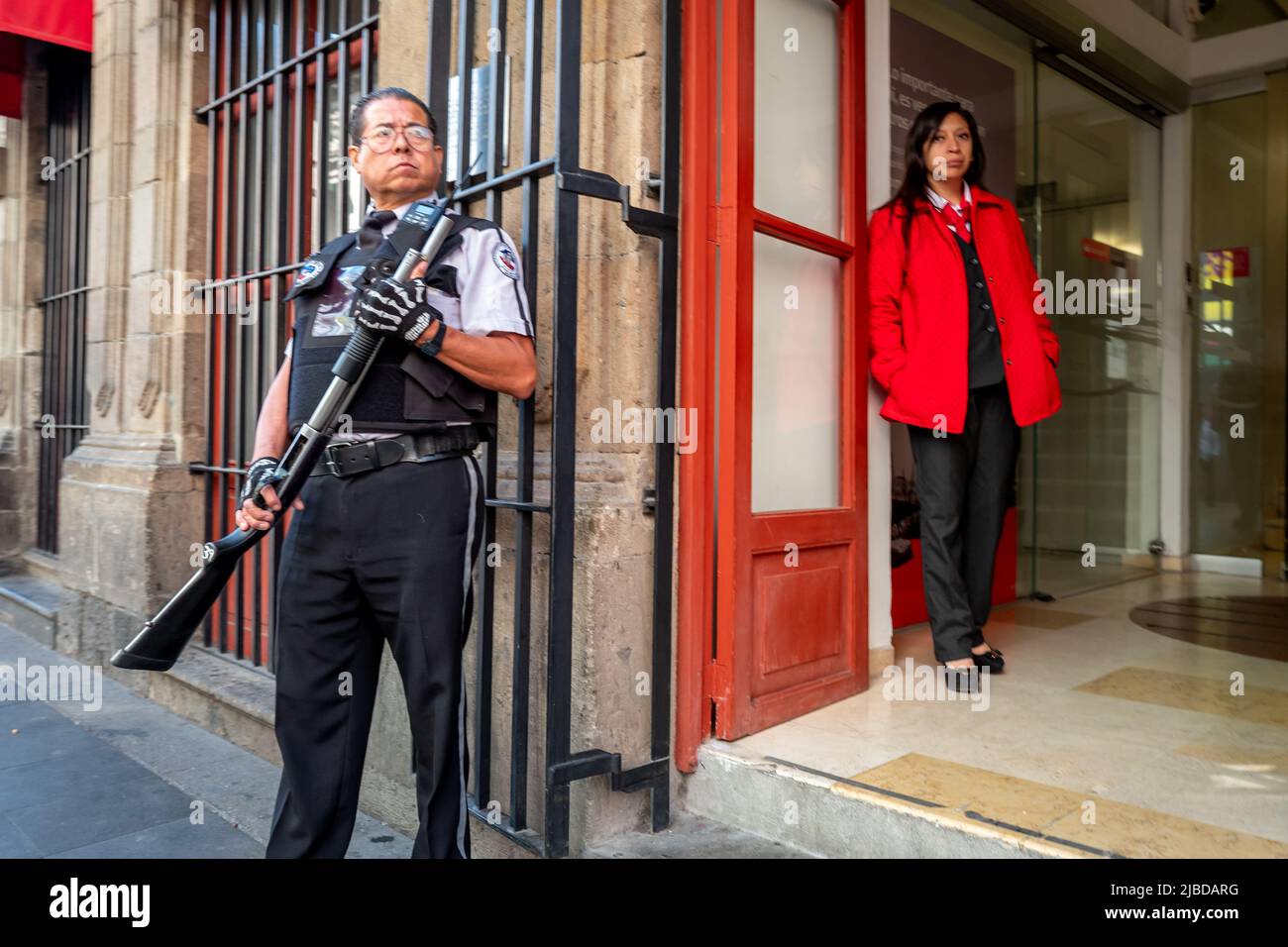 Mexico City, January 21st 2019: Armed guard outside a bank in Mexico ...