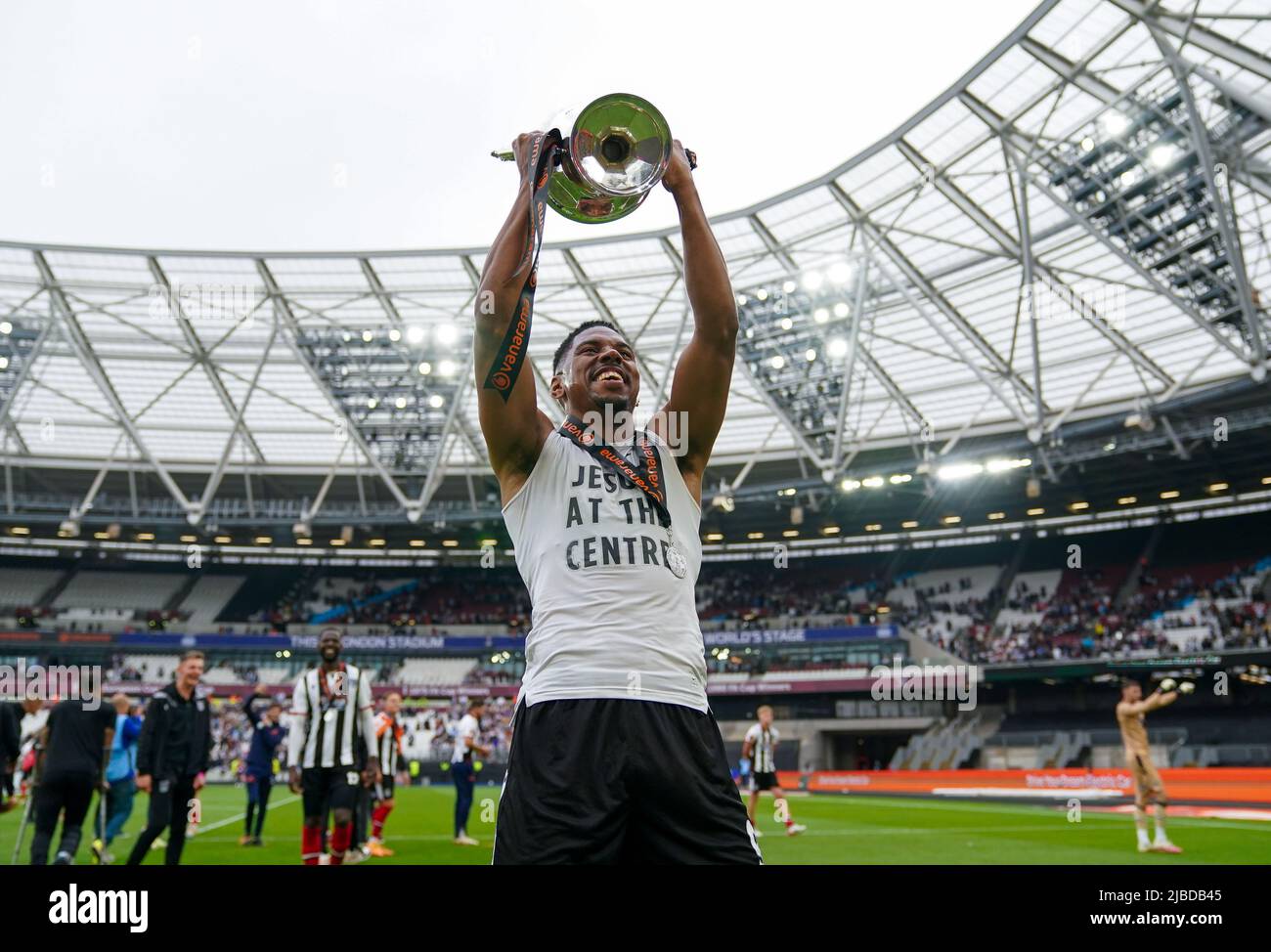 Vanarama final trophy hi-res stock photography and images - Alamy