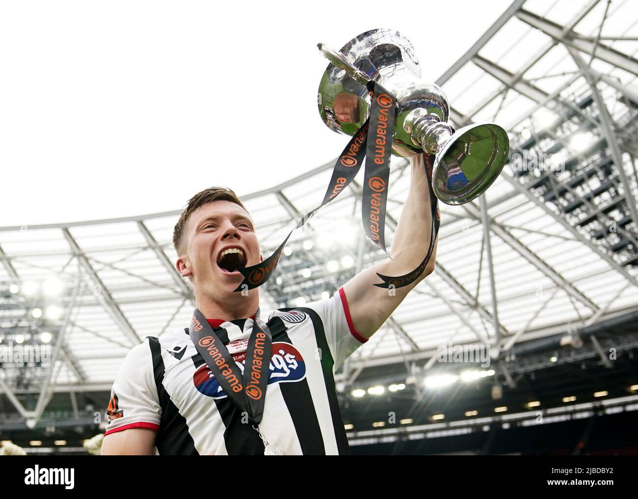 Vanarama final trophy hi-res stock photography and images - Alamy