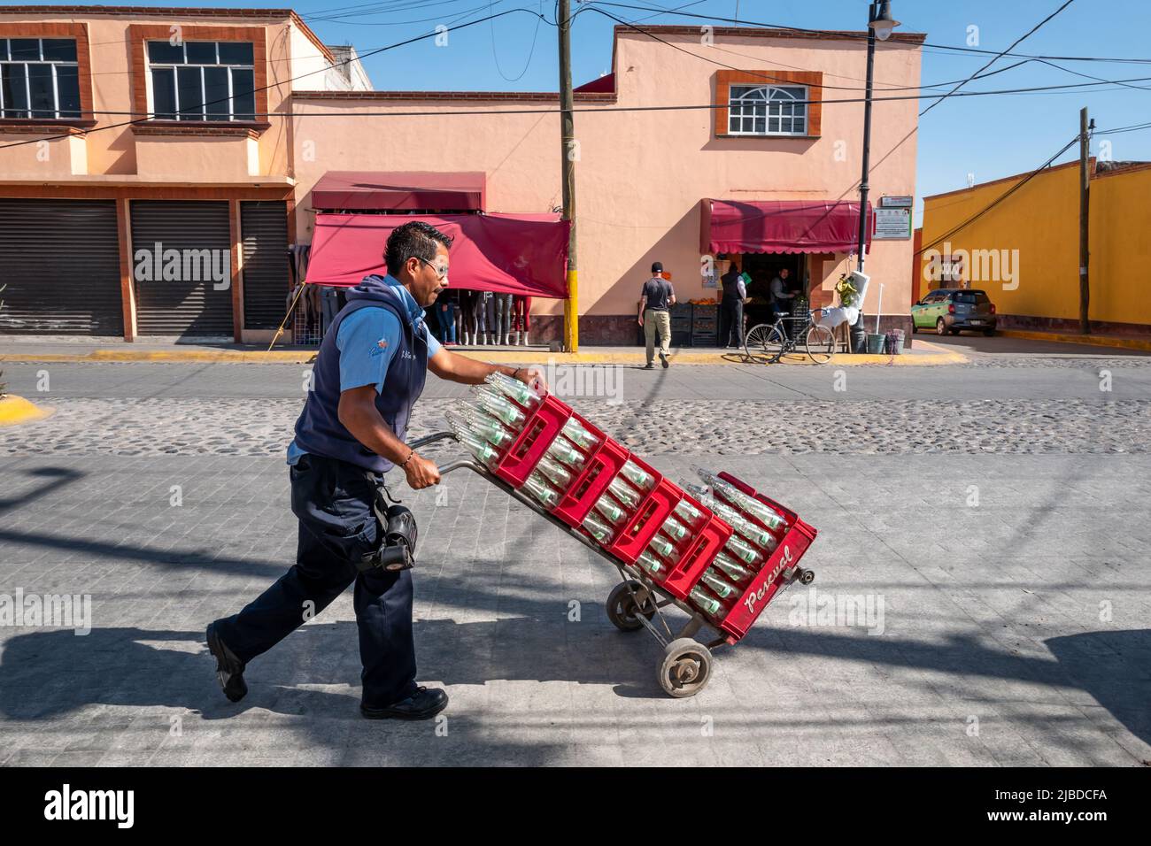 Mexico City, January 21st 2019: A man delivering drinks in San Mart’n ...