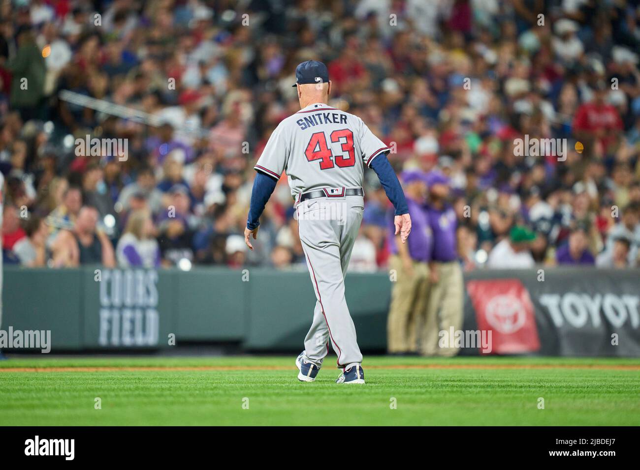 June 4 2022: Atlanta manager Brian Snitker (43) changes pitchers during ...