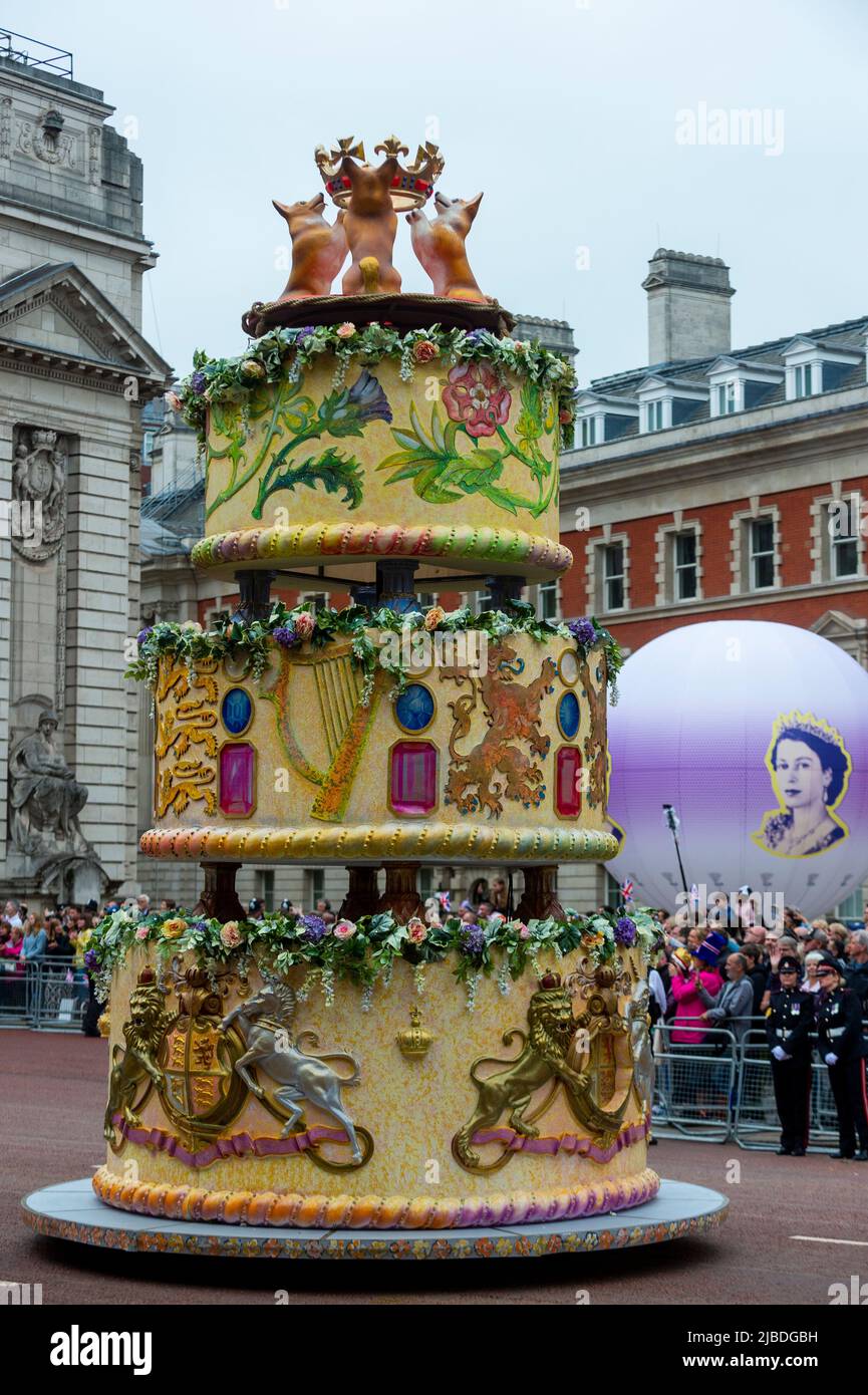 London, UK. 5 June 2022. A giant wedding cake passes by. The Platinum ...