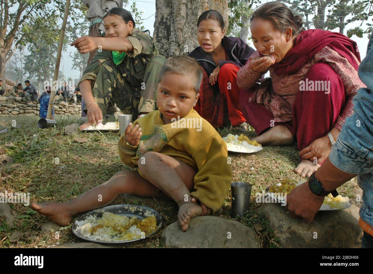 Poor people having lunch. Bangladesh Stock Photo - Alamy
