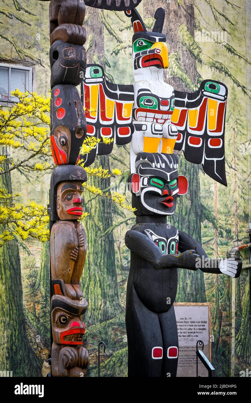 Duncan thunderbird british columbia canada duncan first nations totem ...