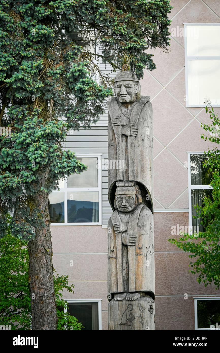 Cedar Woman and Man, totem pole by Hwunu'metse, Simon Charlie, Duncan ...