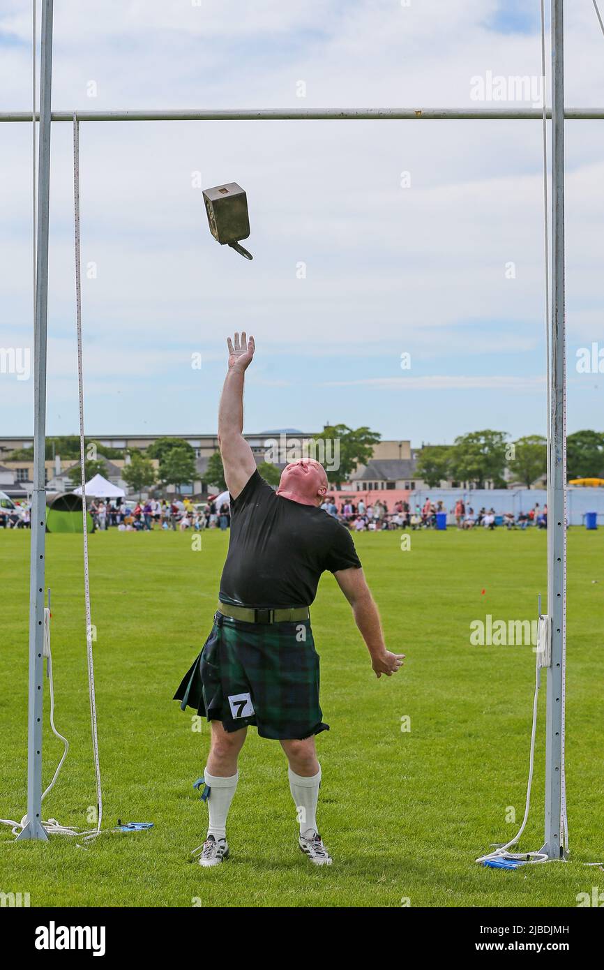 Highland games scotland hammer thrower hi-res stock photography and ...
