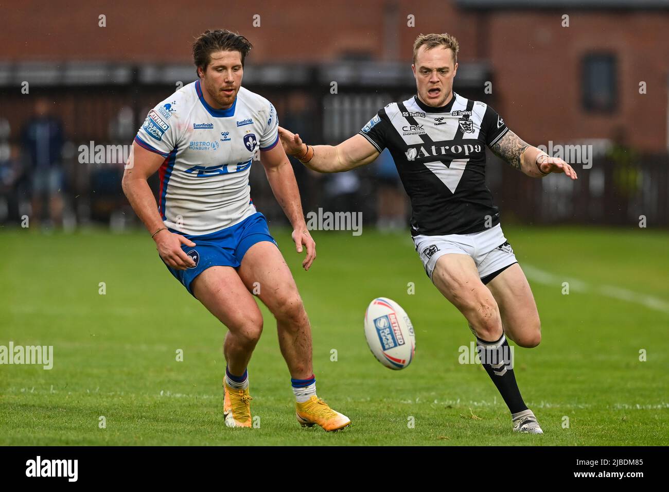 Adam Swift (2) of Hull FC and Tom Lineham (5) of Wakefield Trinity ...