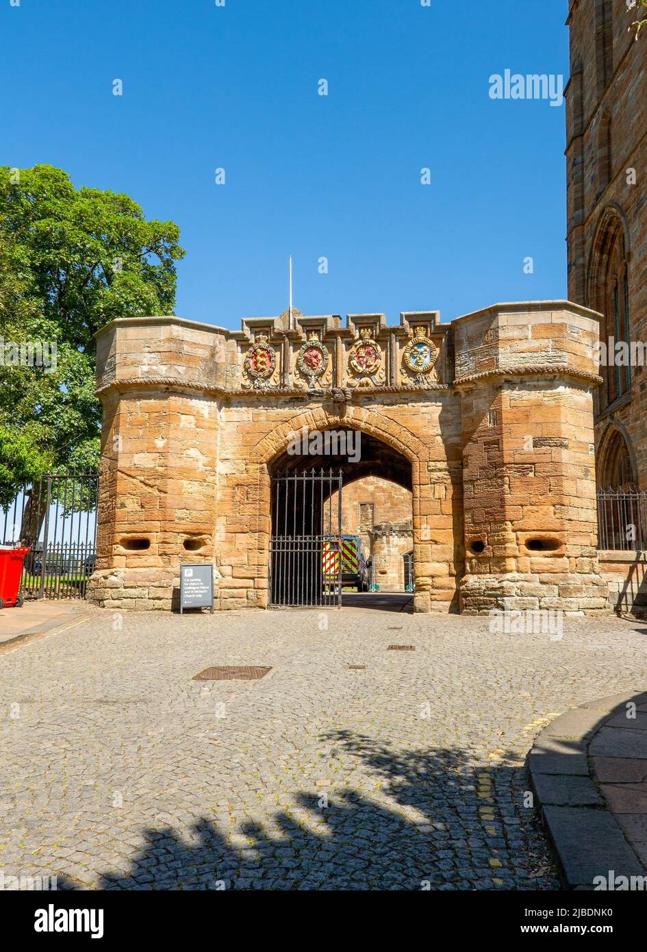 Linlithgow Palace Entrance, Linlithgow, Scotland, UK Stock Photo - Alamy