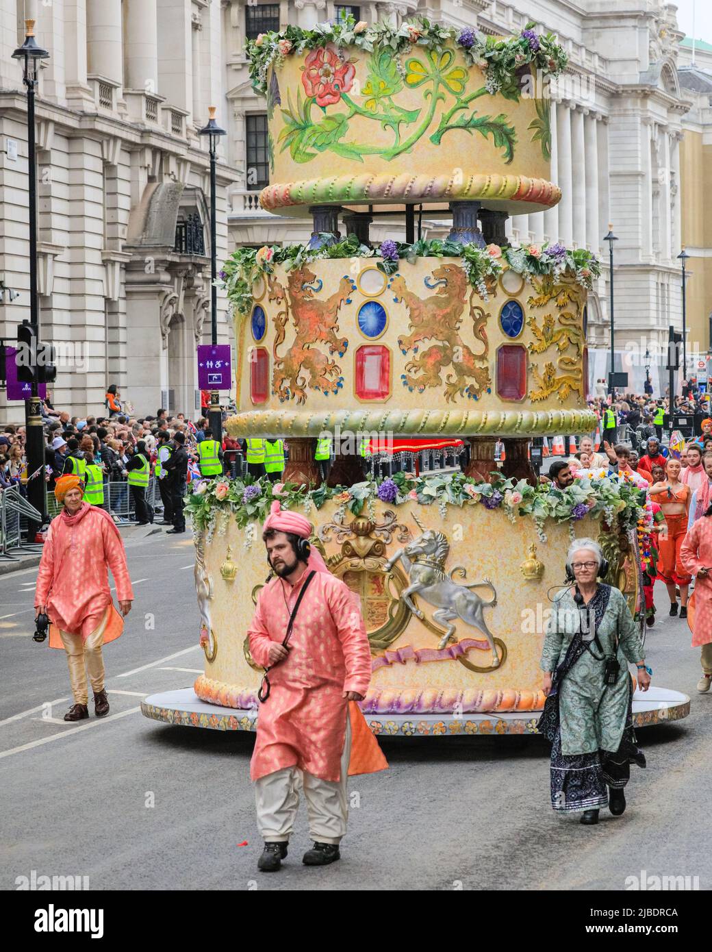 London, UK. 05th June, 2022. The Queen's birthday cake. The Platinum ...