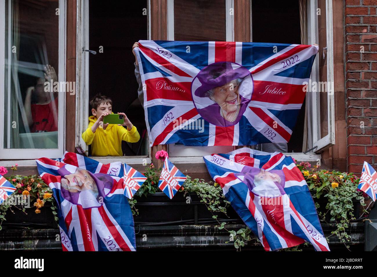 Platinum Jubilee Pageant, London, UK. 5th June 2022. Spectators drape ...