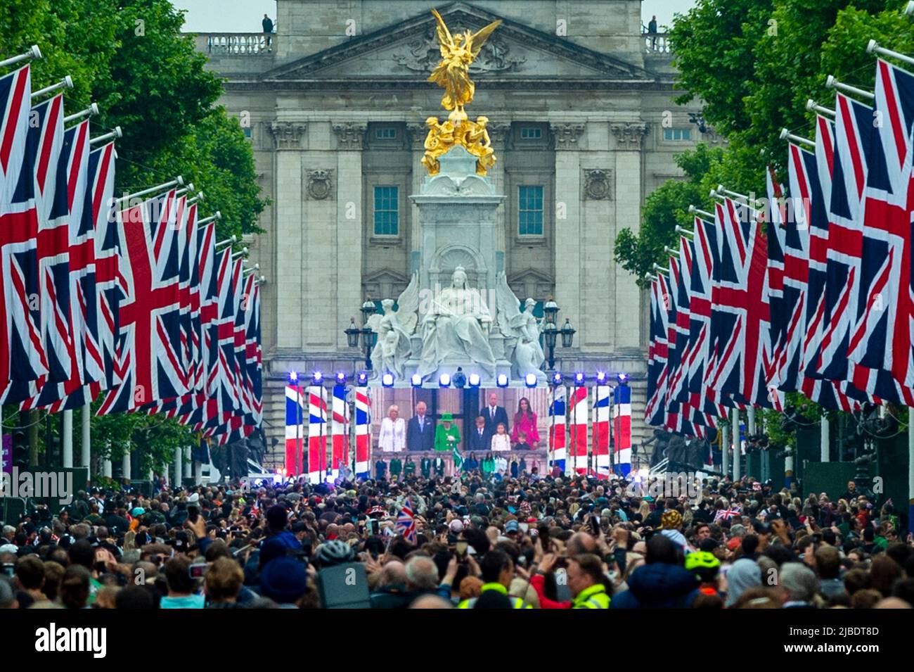 Platinum jubilee pageant balcony hi-res stock photography and images ...