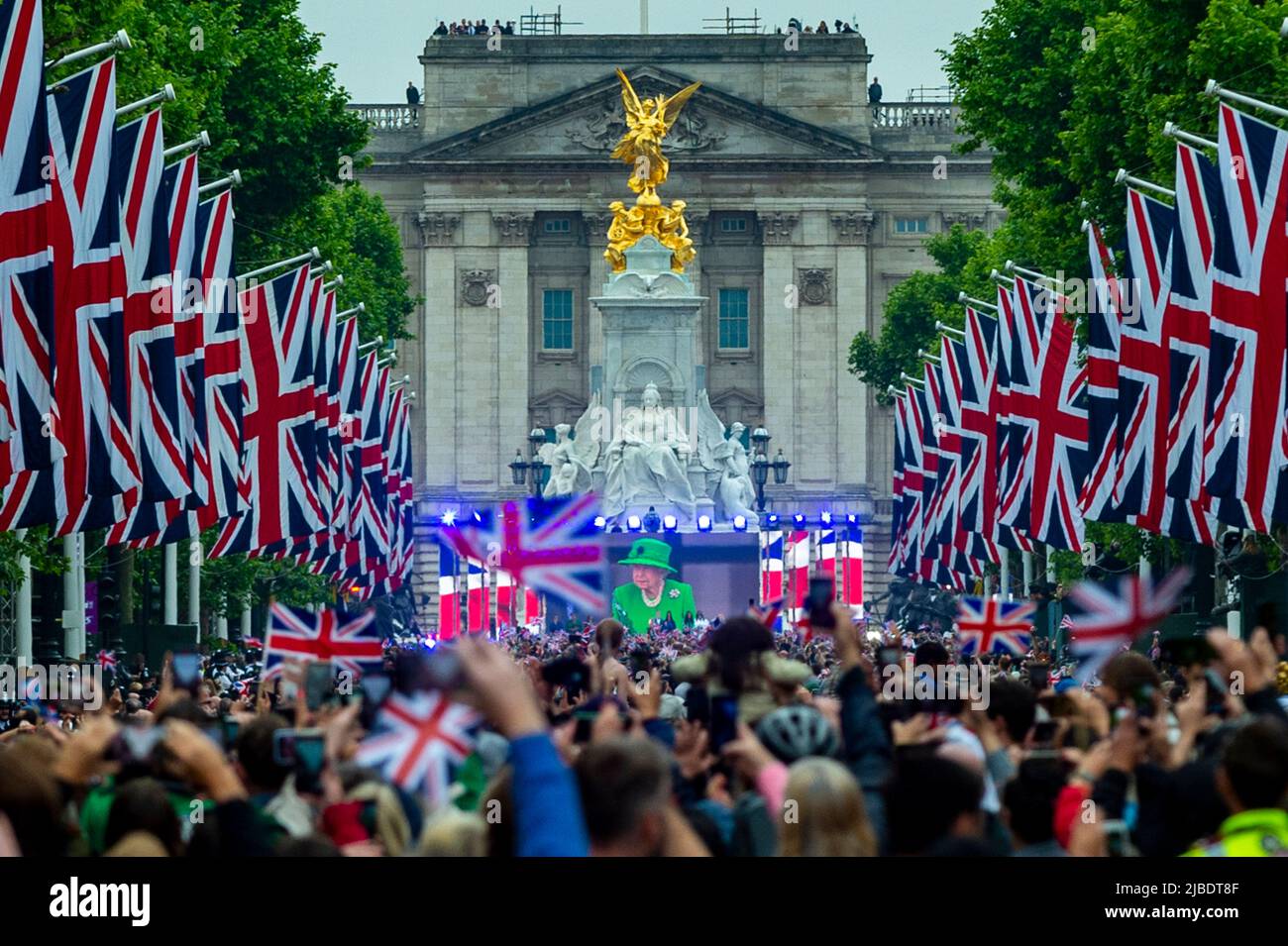 London, UK. 5 June 2022. The Queen is seen on a screen on the balcony ...