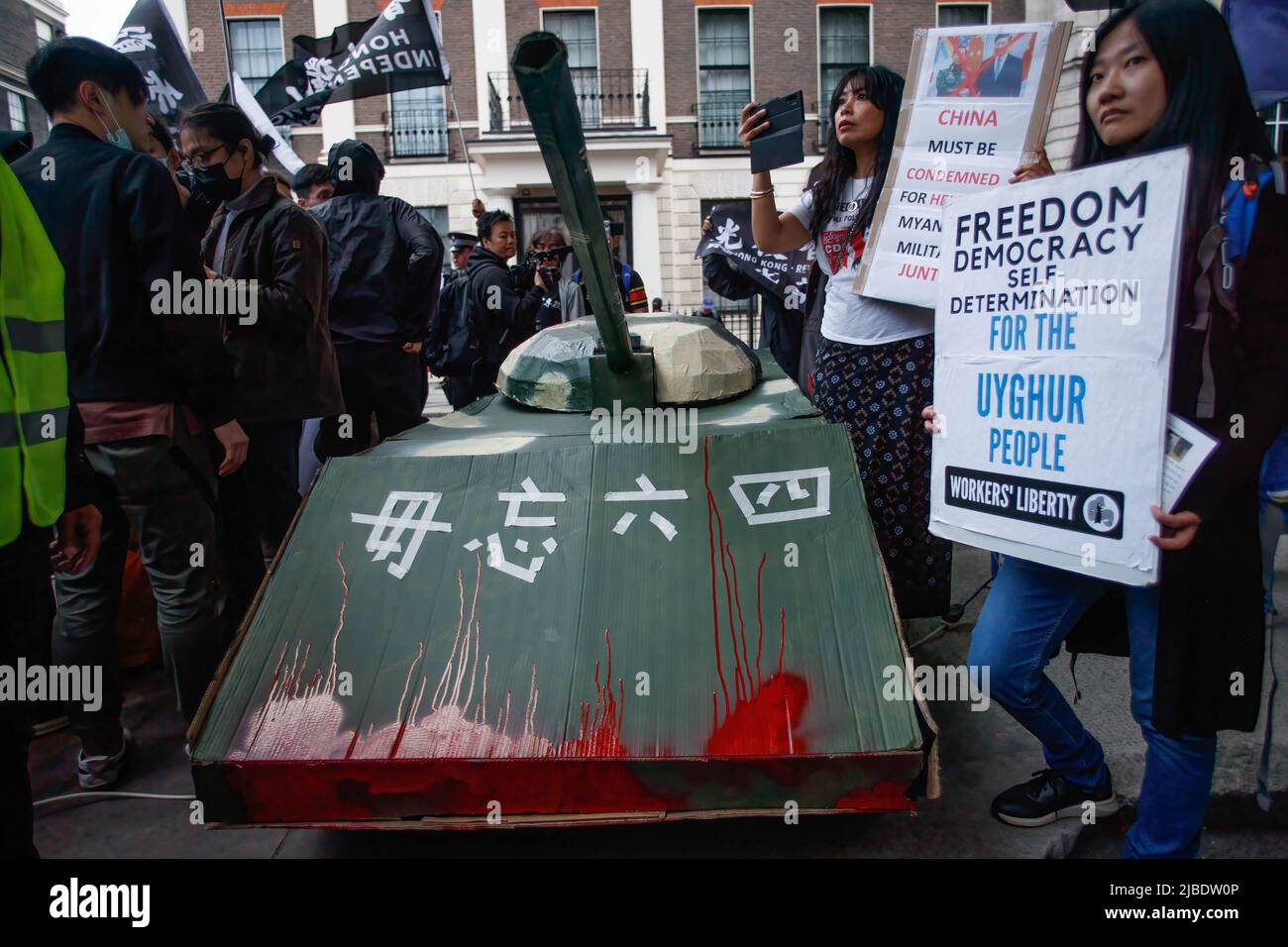 Tiananmen square protest 1989 tank hi-res stock photography and images ...
