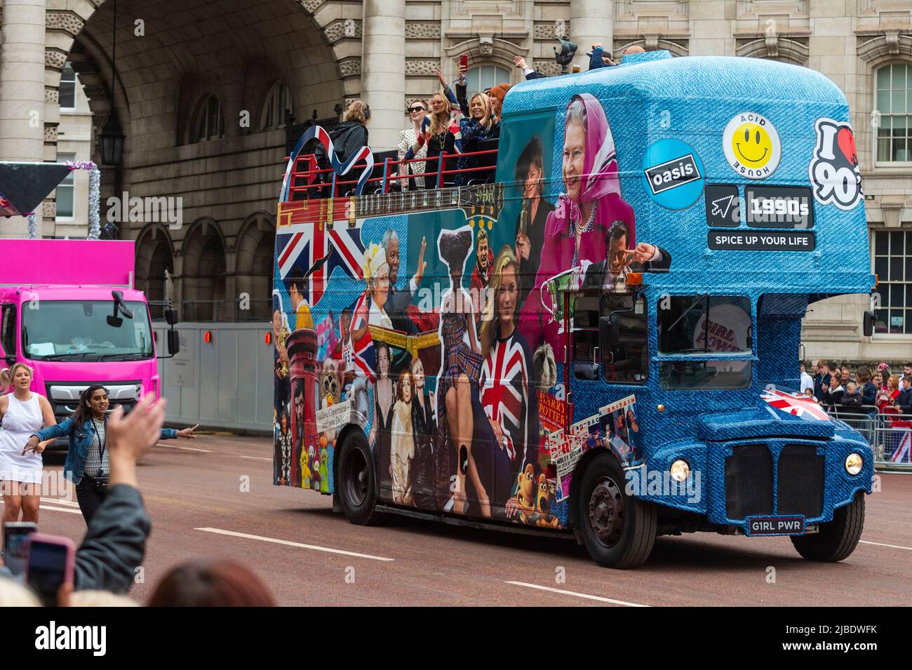 Platinum jubilee pageant bus hi-res stock photography and images - Alamy